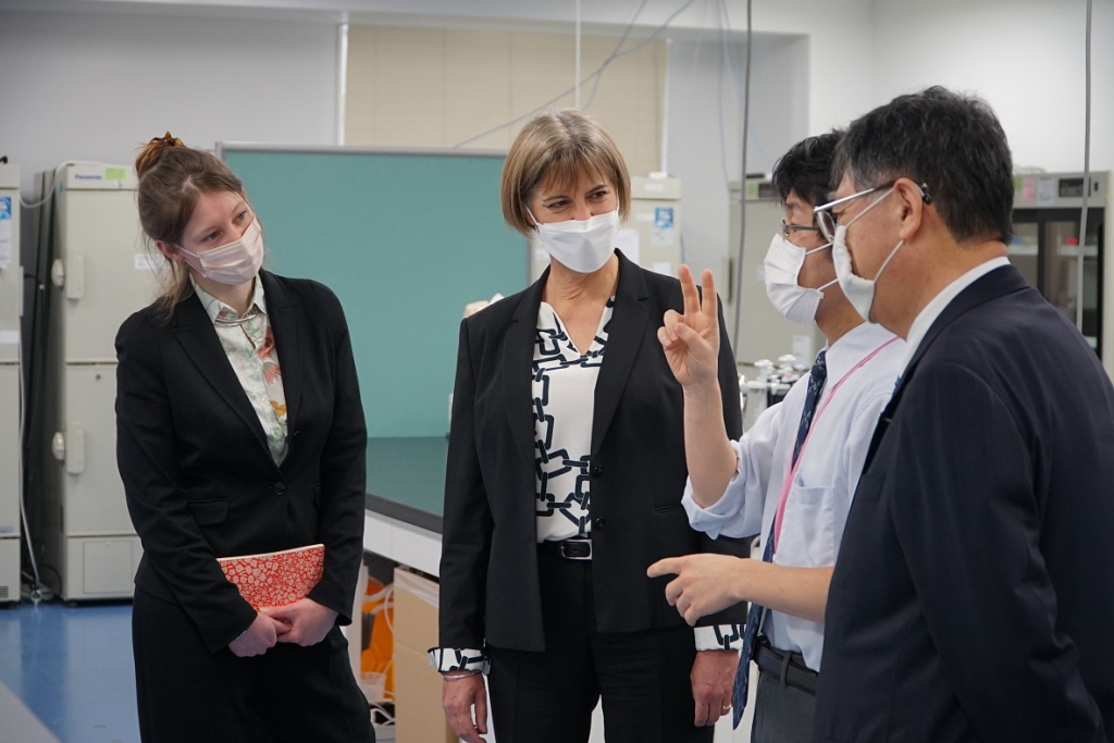 Her Excellency Julia Longbottom, British Ambassador to Japan and Ms ...